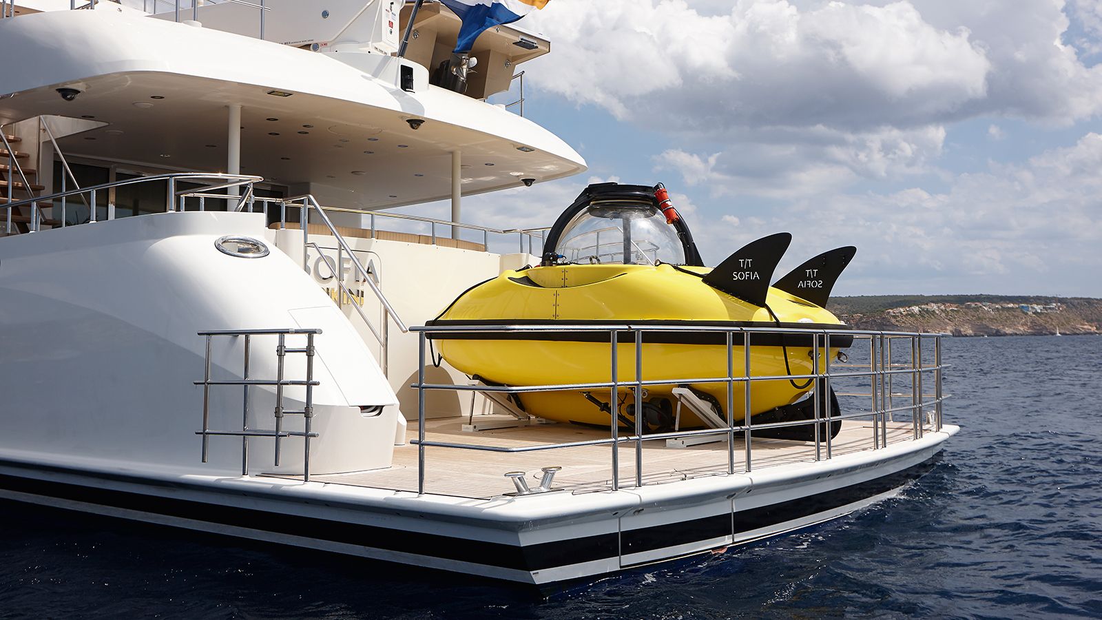 The best six superyachts with submarines